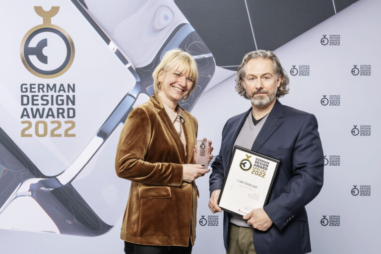 Wegner & Partner gewinnt mit I AM YOUR OAT den Design Award.